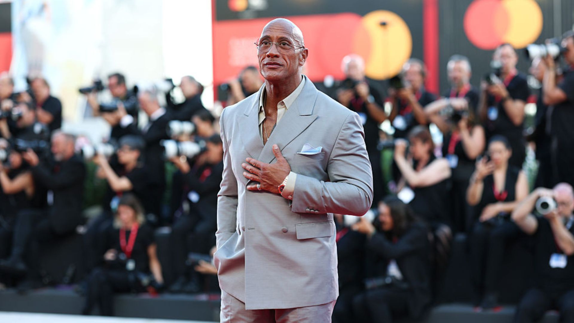 Treinos exaustivos e sem dublês: a transformação radical de Dwayne ...