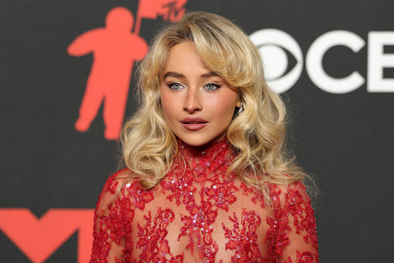 Karol G festeja com a história no álbum Tropicoqueta - Rolling Stone Brasil