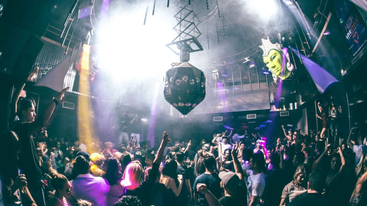 Love Story: A biografia proibida da boate que definiu a "Boca do Luxo ...