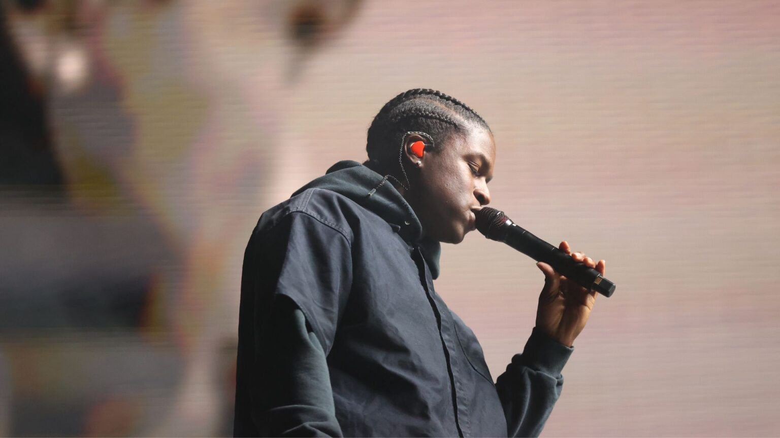 Daniel Caesar volta ao Tiny Desk para apresentar seu último disco - Rolling Stone Brasil